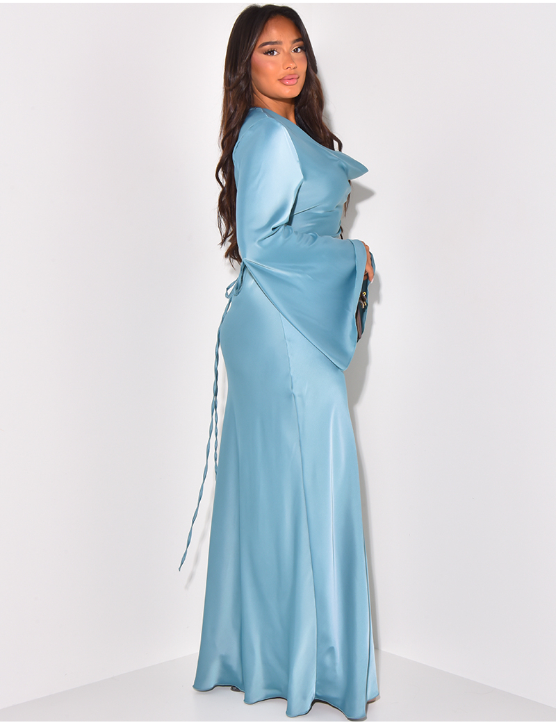 Robe longue satinée à col drapé et manches évasées à nouer dans le dos