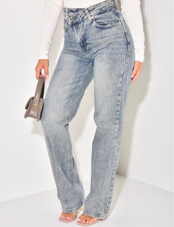 Straight-leg jeans with crossed buttonhole