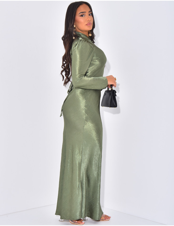 Robe longue satinée col montant à boutons