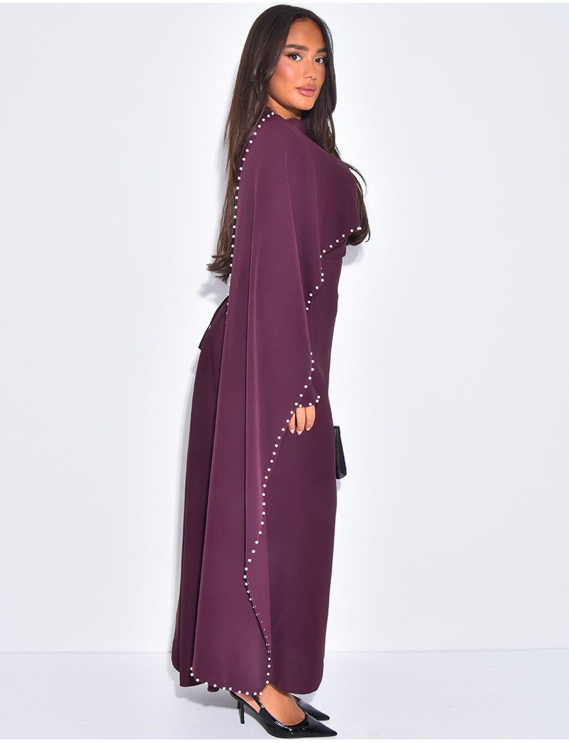 Robe longue ajustée à cape ornée de perles au col